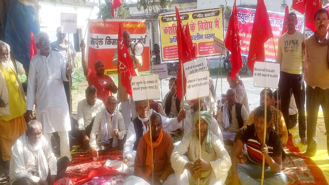 वाराणसी : काशी द्वार योजना के विरोध में किसानों का अनशन शुरू - Gaon Ke Log