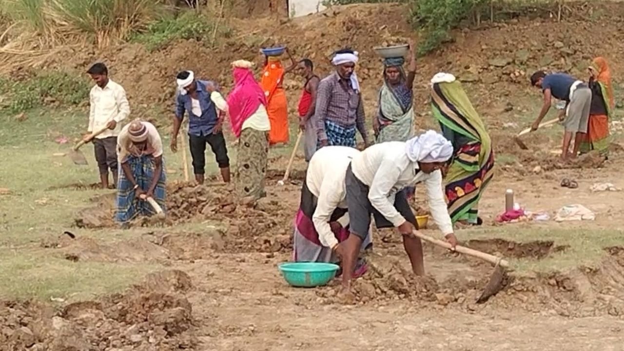 Wages worth lakhs of MNREGA workers not paid in Azamgarh